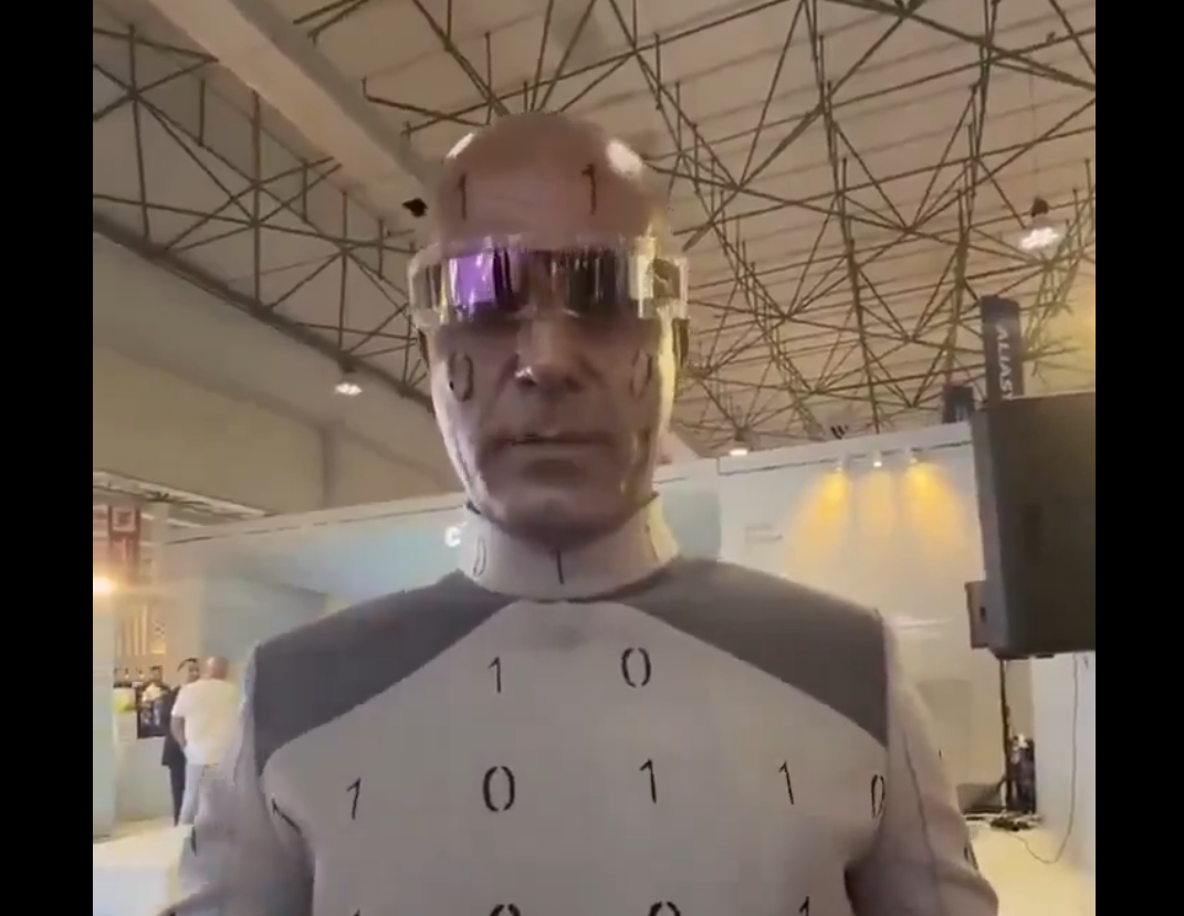 Teljes lebukás: emberek lapultak az AI-robotok jelmeze alatt egy tech-kiállításon